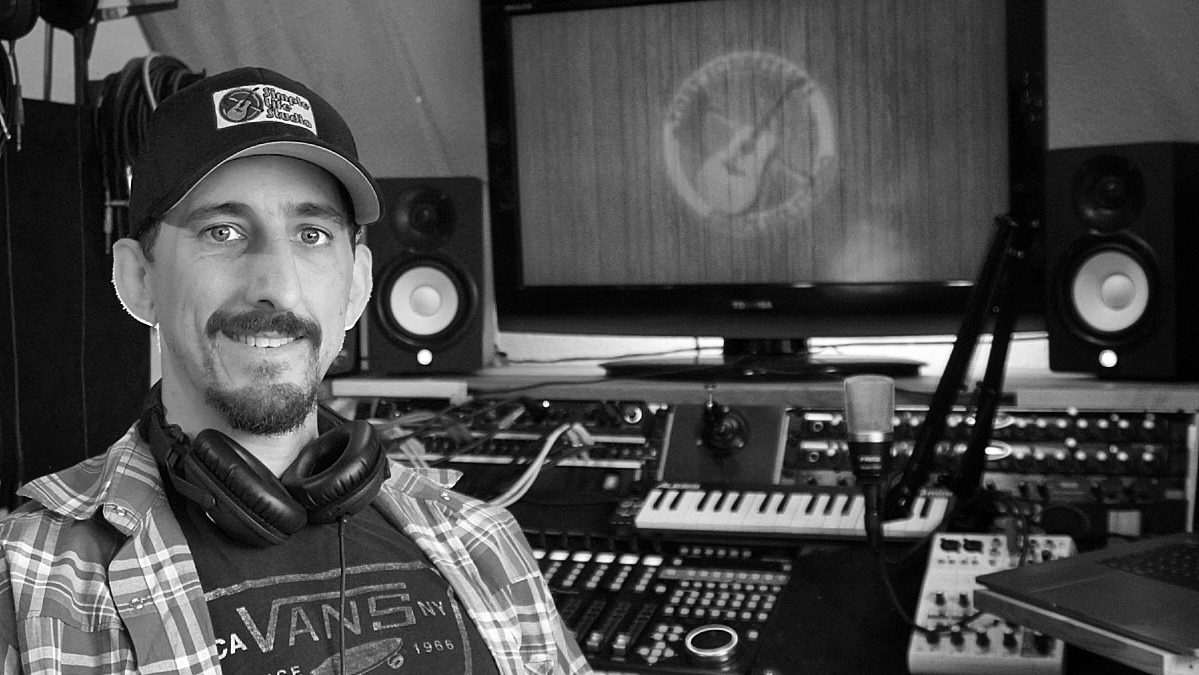 mixing & mastering online | Simple Life Studio | Toby Schuetgens